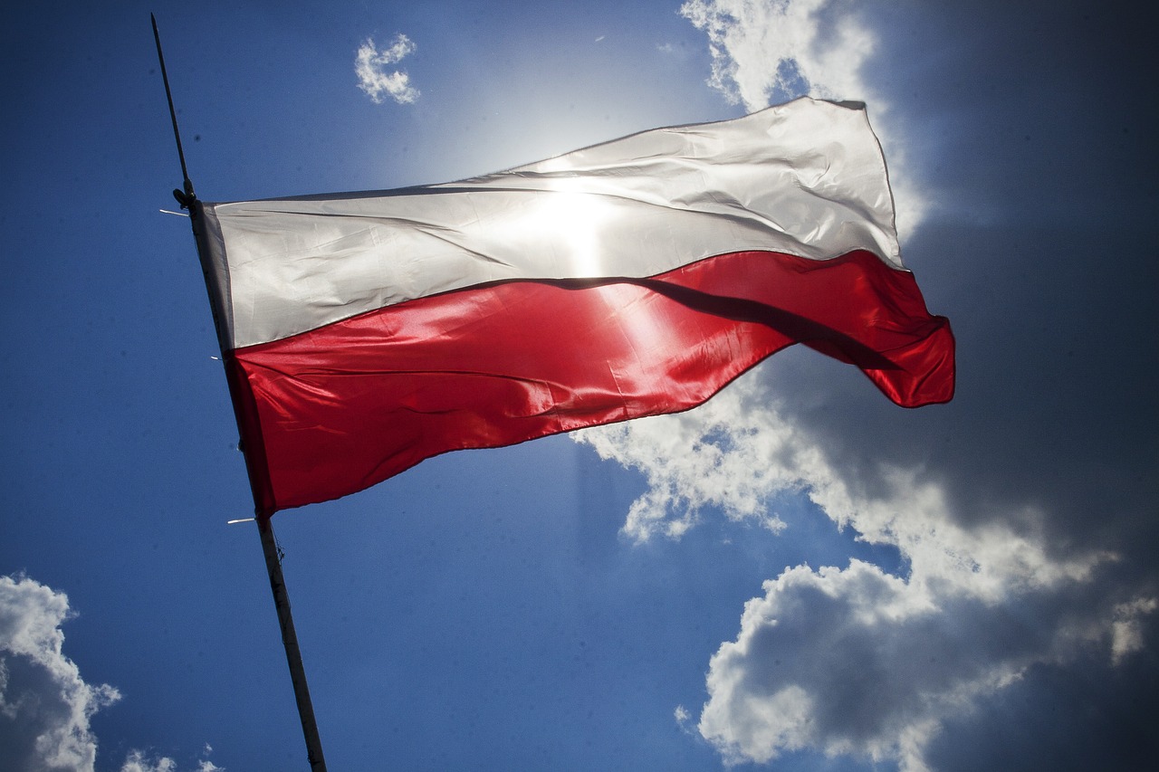 Historyk KUL na Dzień Flagi: biało-czerwona flaga łączy, ale też ...