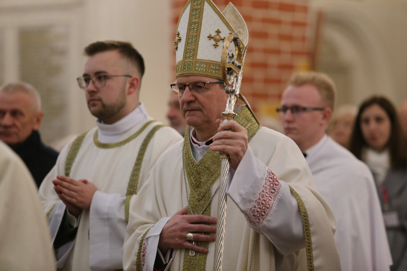 Abp Wojda: miłosierdzie to moc serca, która potrafi zwyciężyć zło ...
