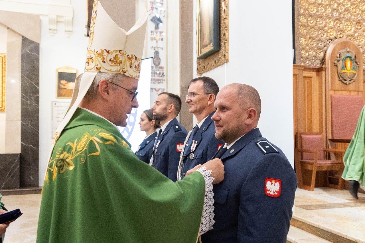 Bp Lechowicz uhonorował Służbę Ochronę Państwa Komandorią Krzyża ...