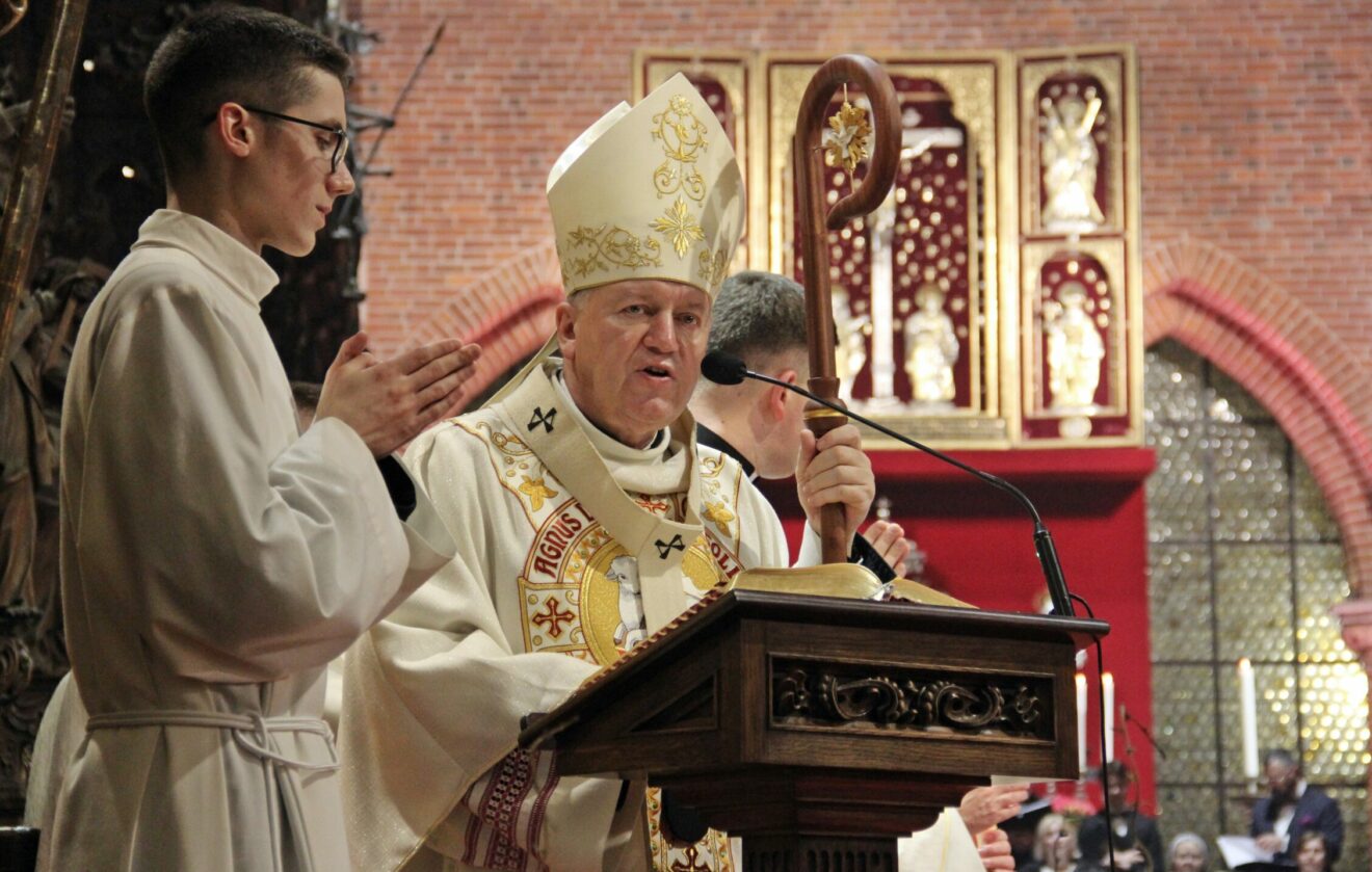 Abp Kupny podczas Wigilii Paschalnej: areną działania Boga jest twoje ...
