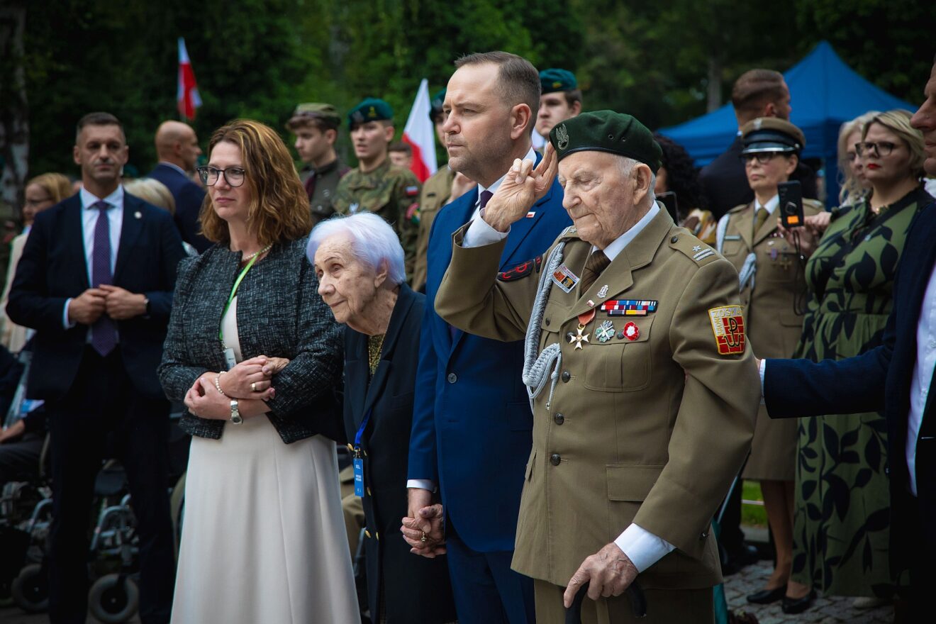 Modlitwa przy pomniku Gloria Victis w 81. rocznicę godziny „W” | eKAI