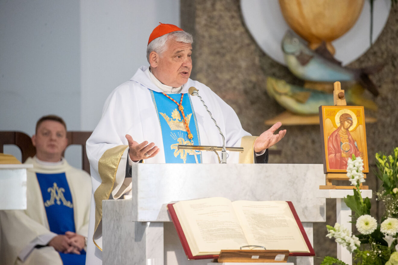 Kard. Krajewski: istotą adoracji jest nie widzieć siebie, ale widzieć ...