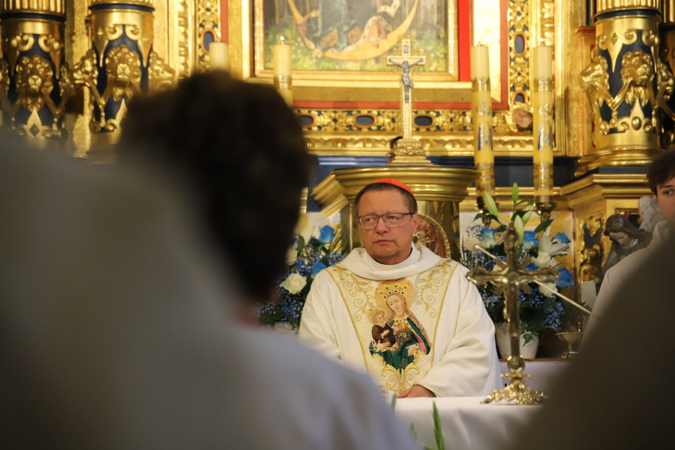 Kard. Ryś: człowiek nie potrafi się spełnić inaczej, jak w relacjach z ...